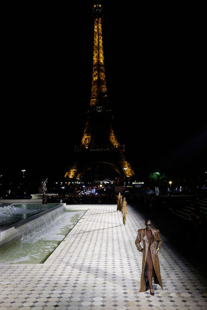 La notte a Parigi è sempre, da sempre, per sempre di Saint Laurent ...